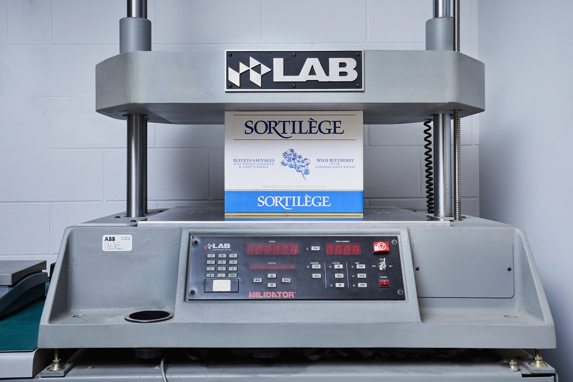 2_4_3_packaging_services_controlled-lab_compression-table-tmi - Packaging